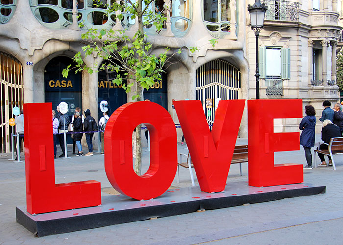 Sant Jordi awakens with roses on the façade and the "Inject Love ...